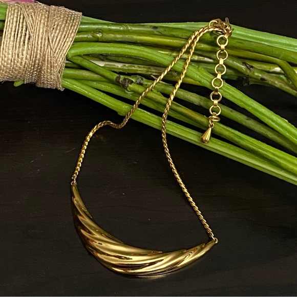 Monet | Jewelry | Vintage Monet Crescent Ruffled Bar Pendant Choker ...